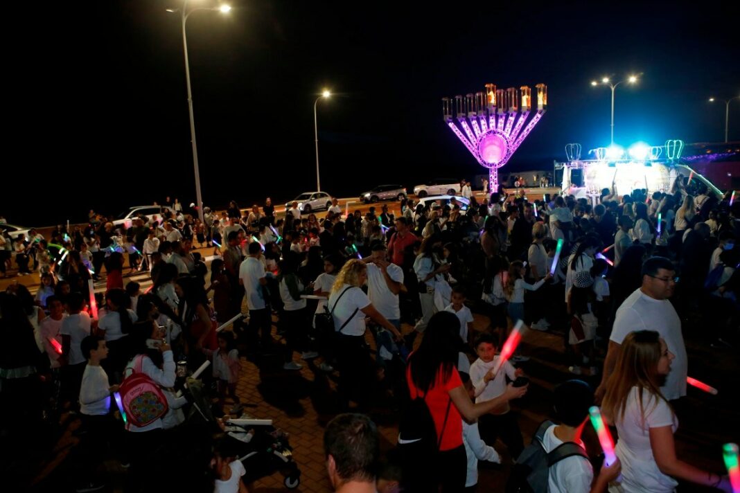 Défilés de lumière à Ashdod : une célébration de Hanoucca en hommage ...